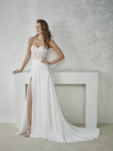 Trouwjurk met een split - Van Os trouwjurken. De trouwjurk van jouw ...